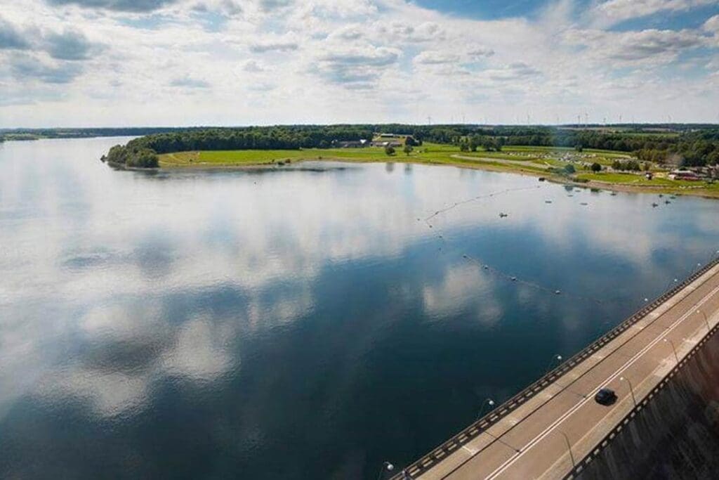 Rebreather divers die after DPVs pulled into dam inlet - Scuba Diving ...